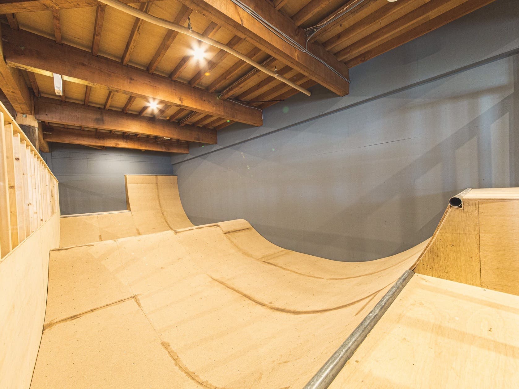 ロードサイドアメリカンダイナー！店内は吹き抜けで大きな階段のあるインパクト大！の写真8