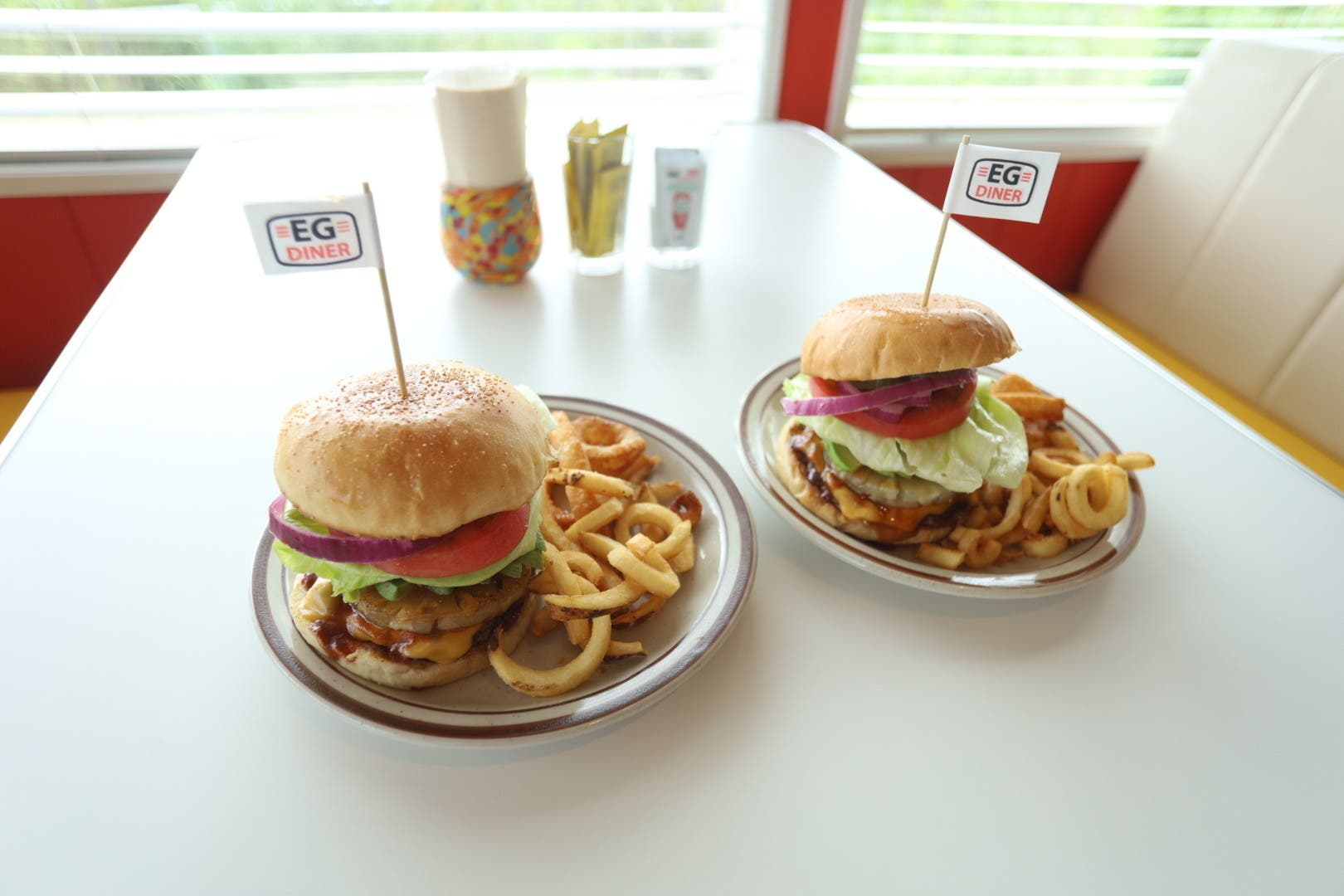 ロードサイドアメリカンダイナー！店内は吹き抜けで大きな階段のあるインパクト大！の写真9