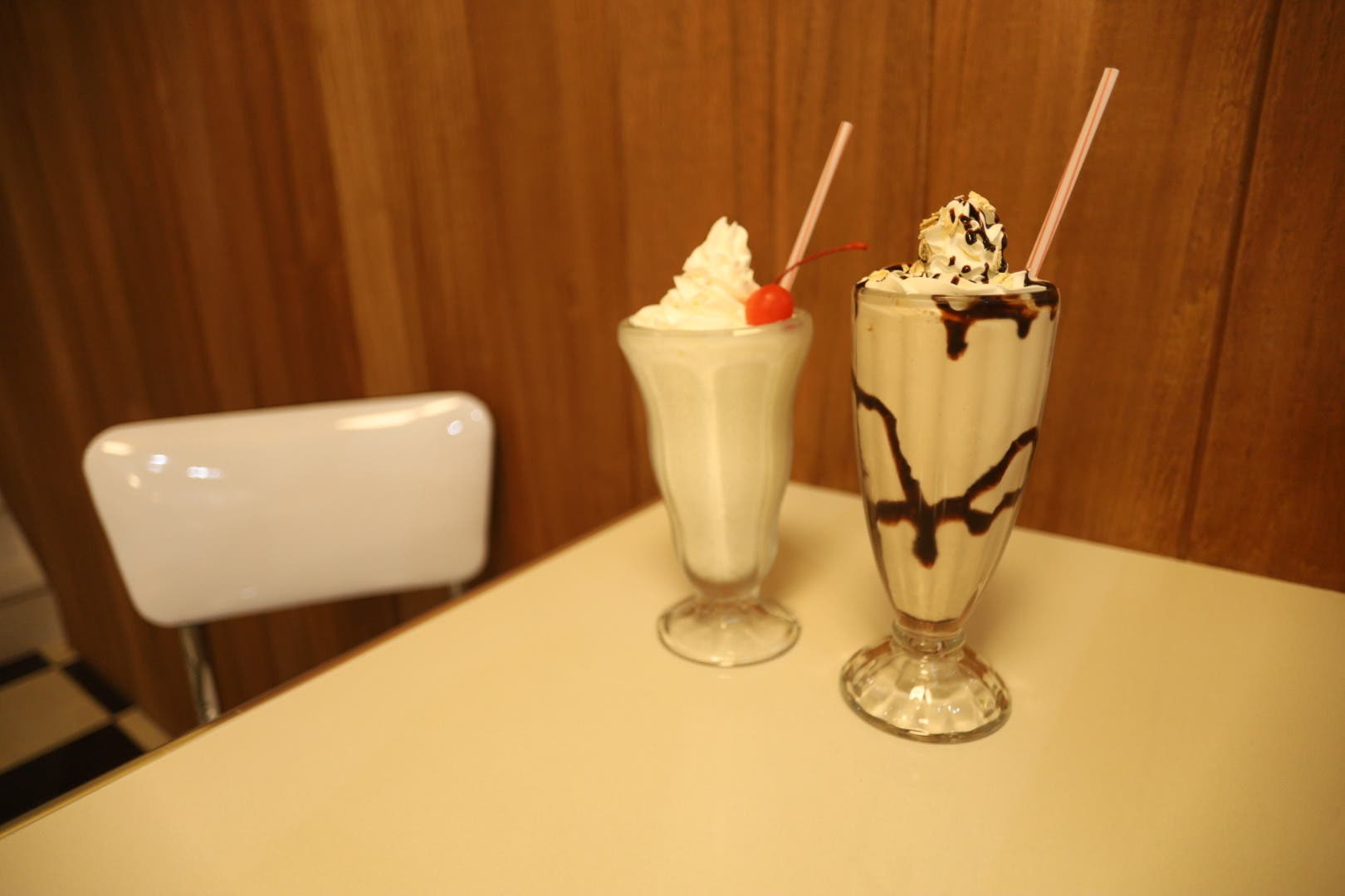 ロードサイドアメリカンダイナー！店内は吹き抜けで大きな階段のあるインパクト大！の写真10