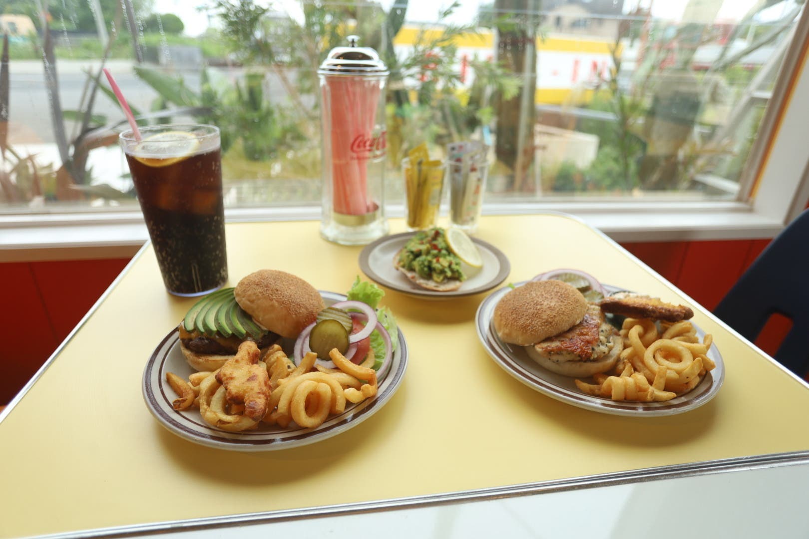 ロードサイドアメリカンダイナー！店内は吹き抜けで大きな階段のあるインパクト大！の写真12