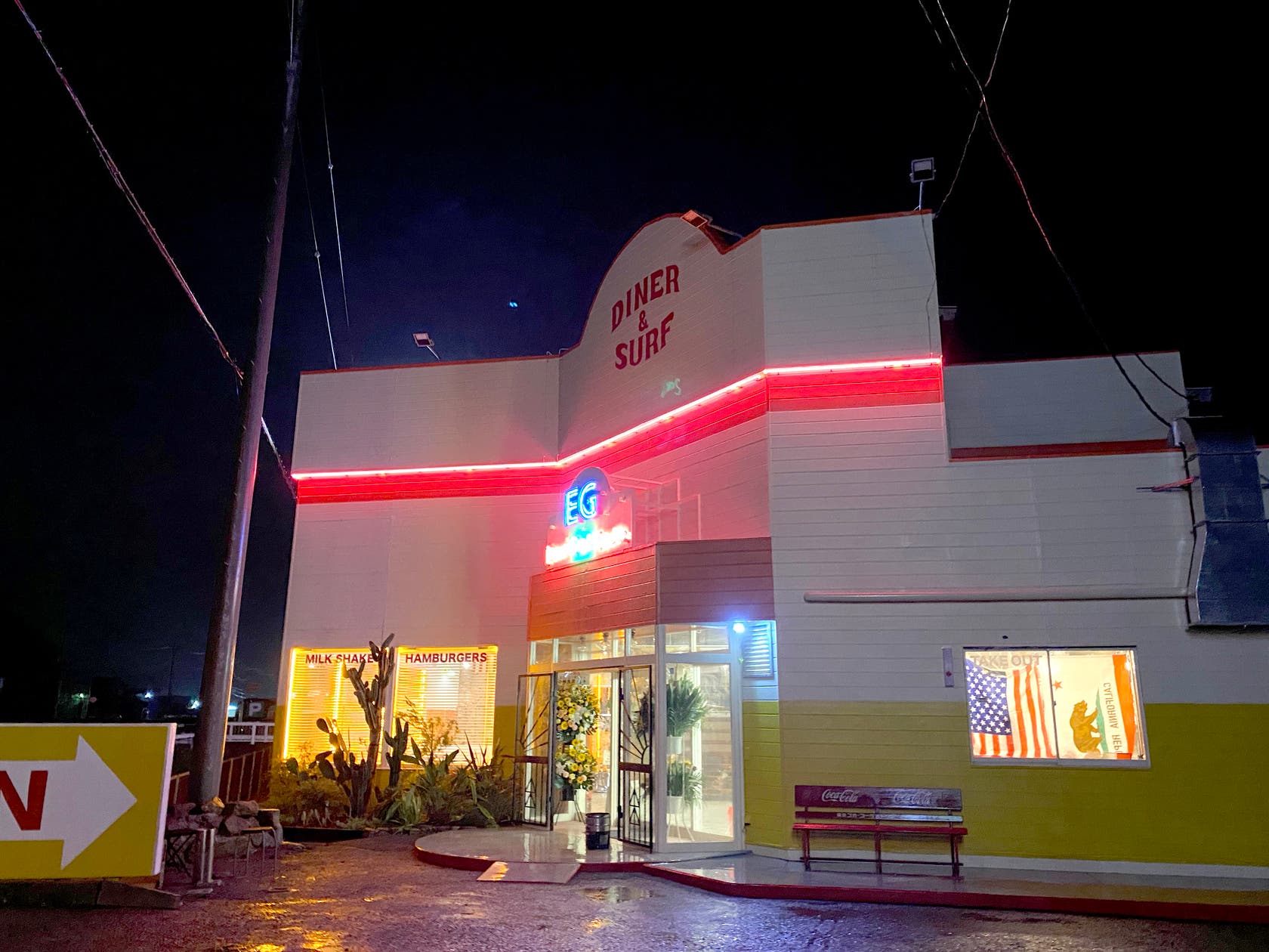 ロードサイドアメリカンダイナー！店内は吹き抜けで大きな階段のあるインパクト大！の写真14