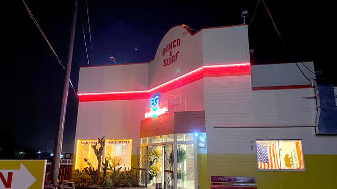 ロードサイドアメリカンダイナー!店内は吹き抜けで大きな階段のあるインパクト大!の写真14