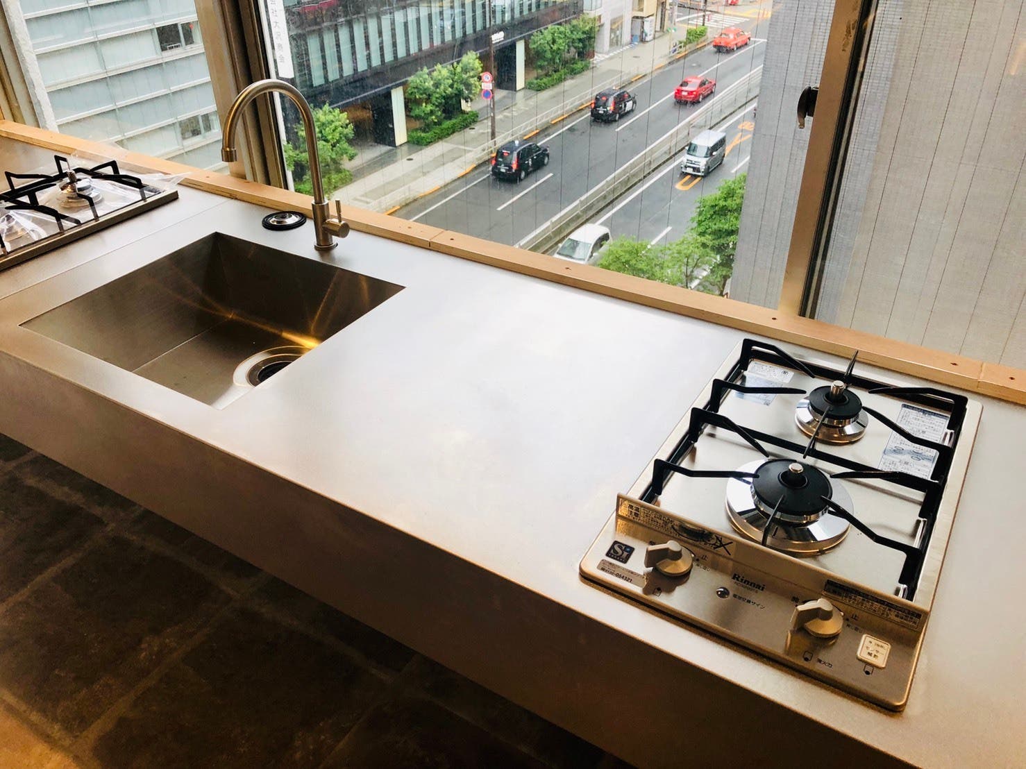 窓側カウンターキッチン　2口コンロ　W1500の画像1