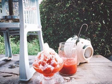 昔ながらのかき氷作り  ～果肉たっぷりいちごソースと練乳付き～（現地決済です5000円）の画像1