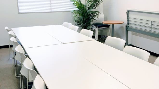 谷町4丁目駅徒歩30秒/18名収容 小・中規模会議・ネット会議・テレワークに【katanaオフィス大阪谷町谷町】の写真1