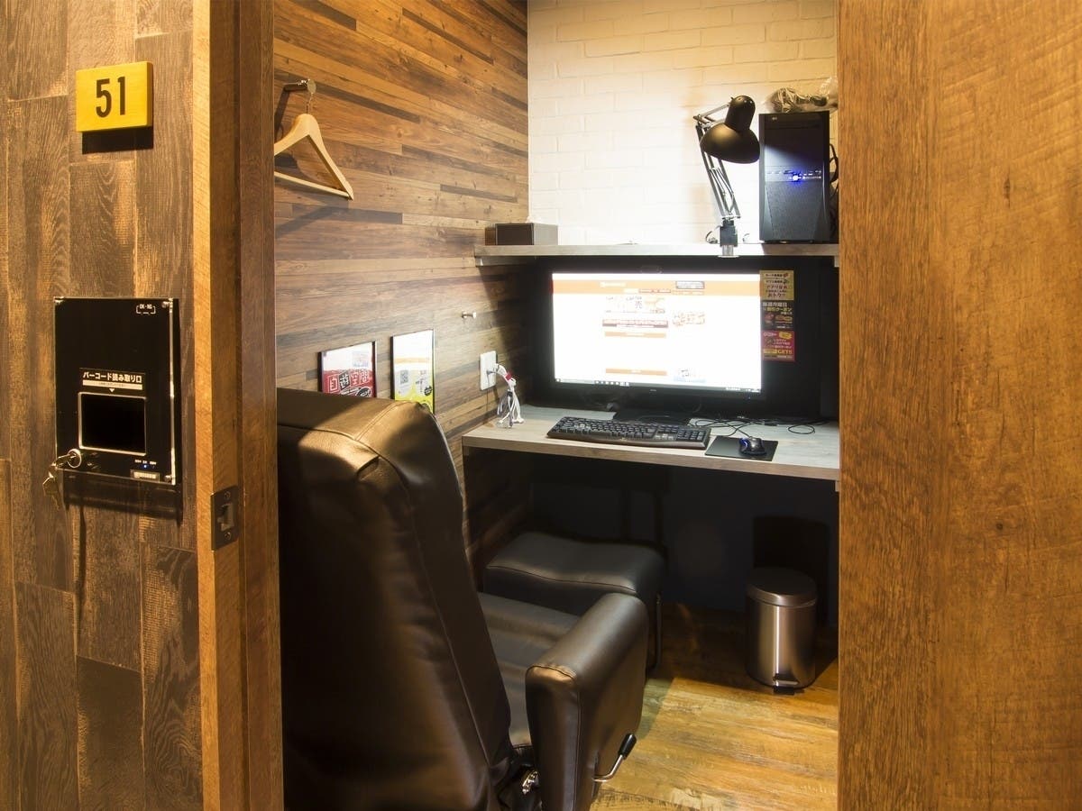 鍵付き個室なので安心しご利用頂けます！ドリンク飲み放題・24時間出入り自由・テレワーク等に最適です。の写真2