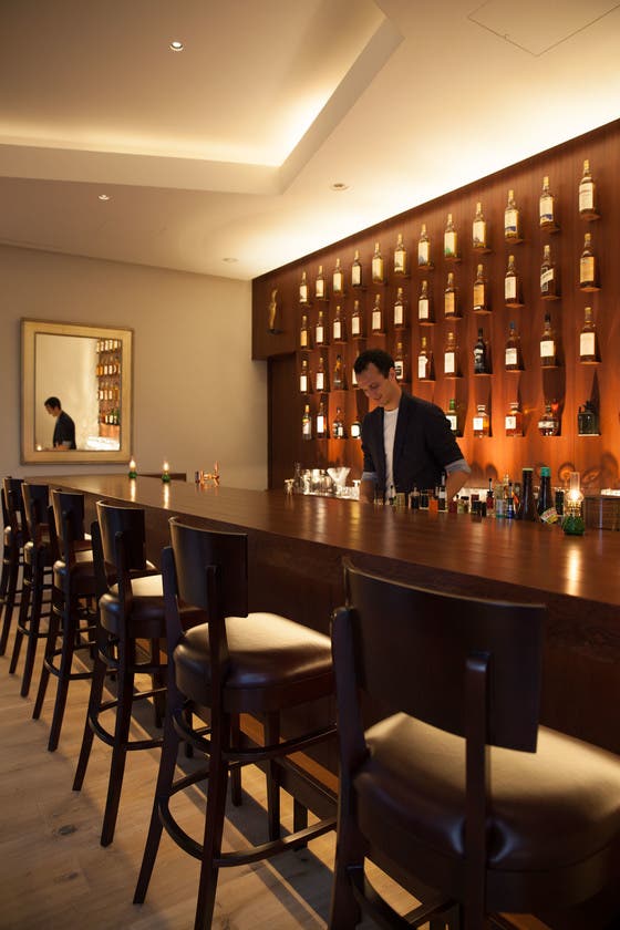 【山梨】有名建築家デザイン。ウィスキーに囲まれた極上空間の写真3