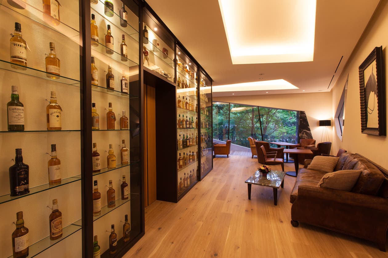 【山梨】有名建築家デザイン。ウィスキーに囲まれた極上空間の写真5