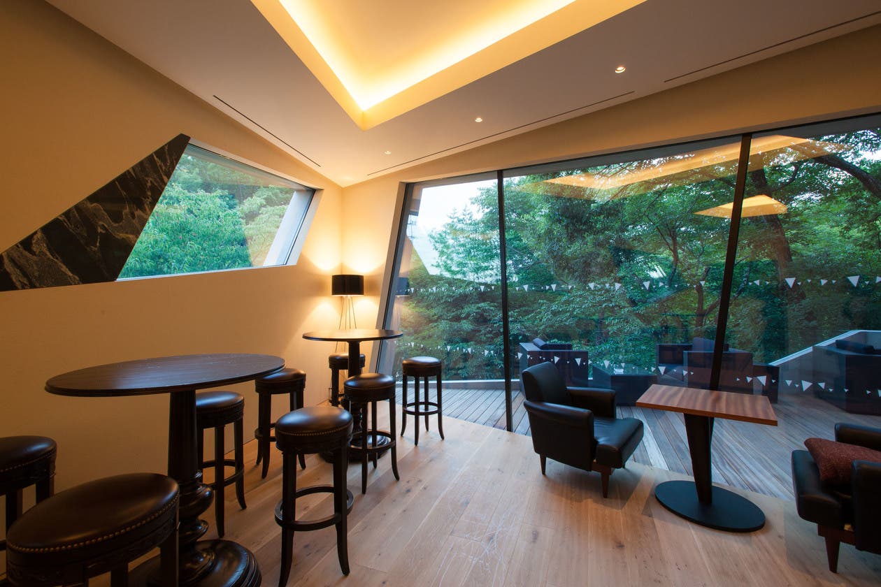 【山梨】有名建築家デザイン。ウィスキーに囲まれた極上空間の写真6