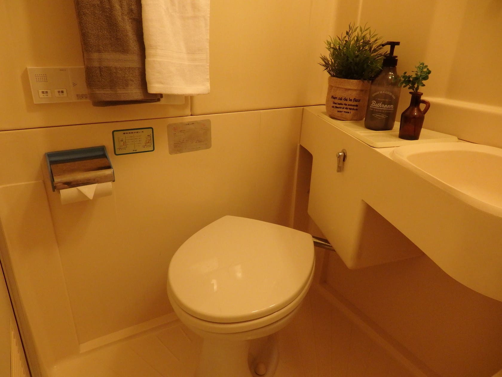 【横浜西口】WサロンWish Worth 無料高速Wi-Fi！ 施術やレッスン、配信や撮影にも対応した美麗スタイリッシュサロンの写真6