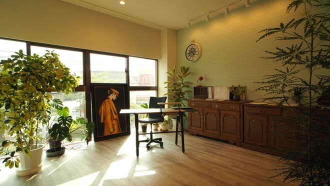 【デザイナー会議室】那覇市から車5分/西原IC7分 リーズナブルな完全貸切少人数貸会議室!無料Wi-Fi完備の写真2