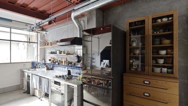 開放的でインダストリアルな雰囲気のスペースの写真2