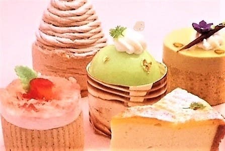 1時間半のワークショップ：ミニドールハウス・墨絵・うちわや扇子・粘土の和菓子・ケーキ制作と坪庭で作品撮影。予約リクエストの写真5