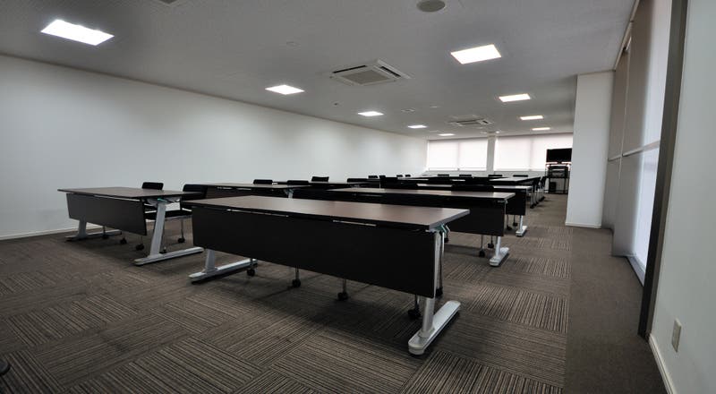 トヨタカローラ愛媛　中央通店【スタッフ常駐，無料駐車場完備の会議室】ワークショップ・会議利用などに！