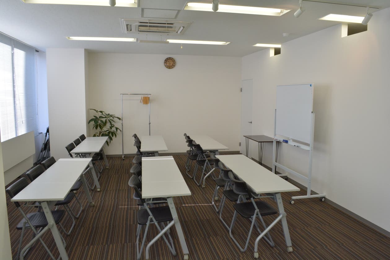 【千代田区】25名収容。明るい雰囲気が魅力！清潔感溢れる会議室/セミナールーム2の写真1
