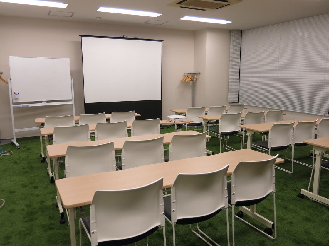 【千代田区】30人収容！人工芝の床が心地良いミーティングスペース/セミナールーム1の写真1