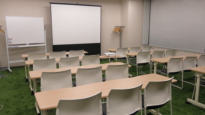 【千代田区】30人収容!人工芝の床が心地良いミーティングスペース/セミナールーム1の写真1