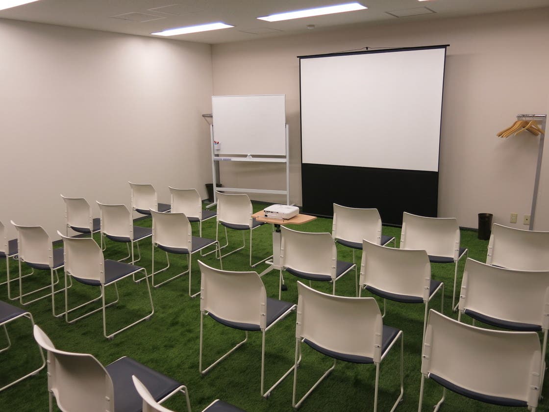 【千代田区】30人収容！人工芝の床が心地良いミーティングスペース/セミナールーム1の写真2