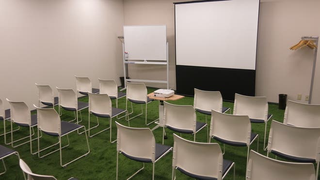 【千代田区】30人収容!人工芝の床が心地良いミーティングスペース/セミナールーム1の写真2