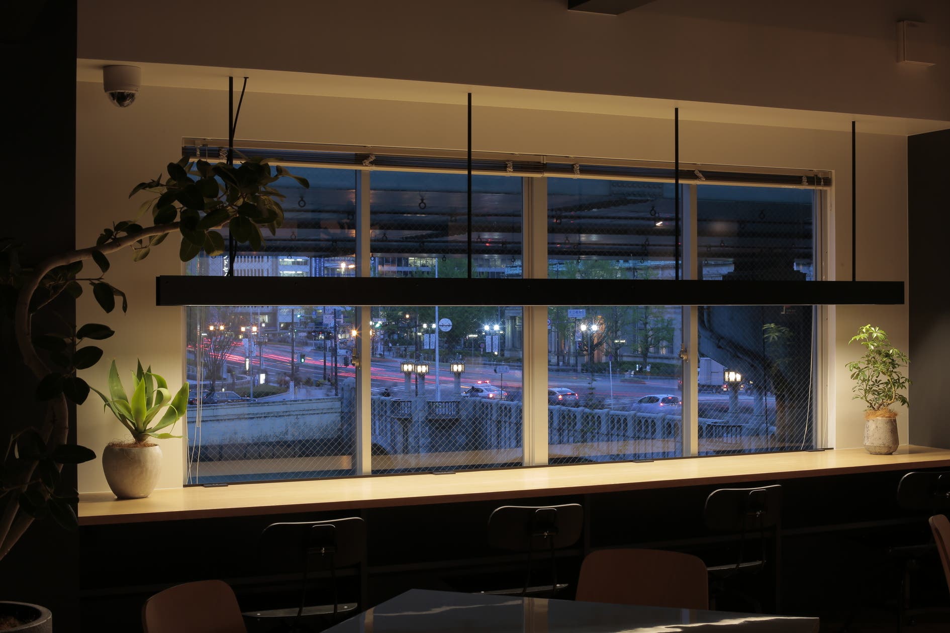 5~20名規模会議・打合せ利用、撮影などに最適。壁一面にホワイトボード配置。開放的な川の眺望。の写真4