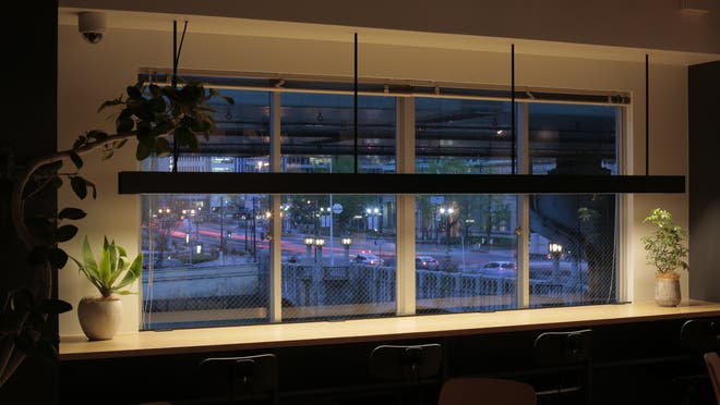 5~20名規模会議・打合せ利用、撮影などに最適。壁一面にホワイトボード配置。開放的な川の眺望。の写真4