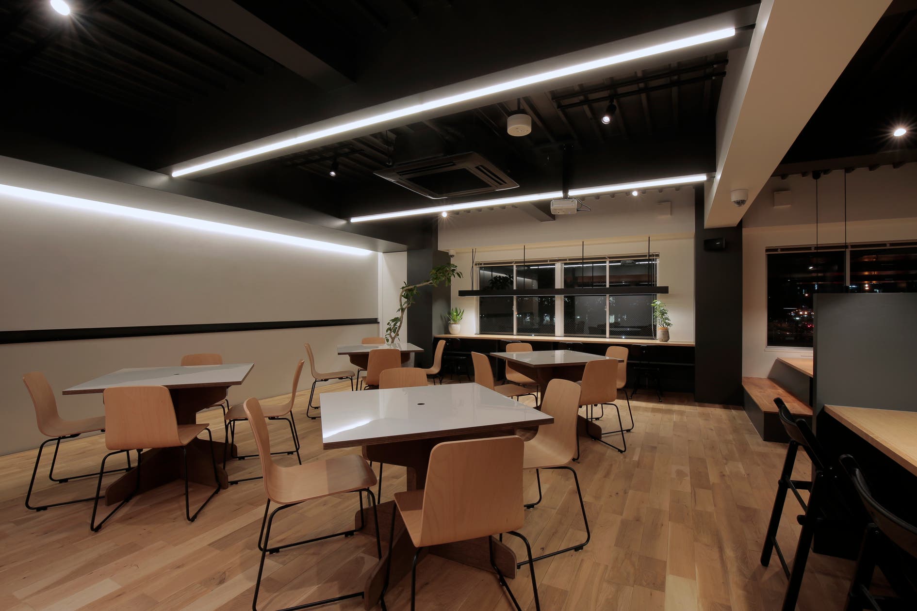 5~20名規模会議・打合せ利用、撮影などに最適。壁一面にホワイトボード配置。開放的な川の眺望。の写真5