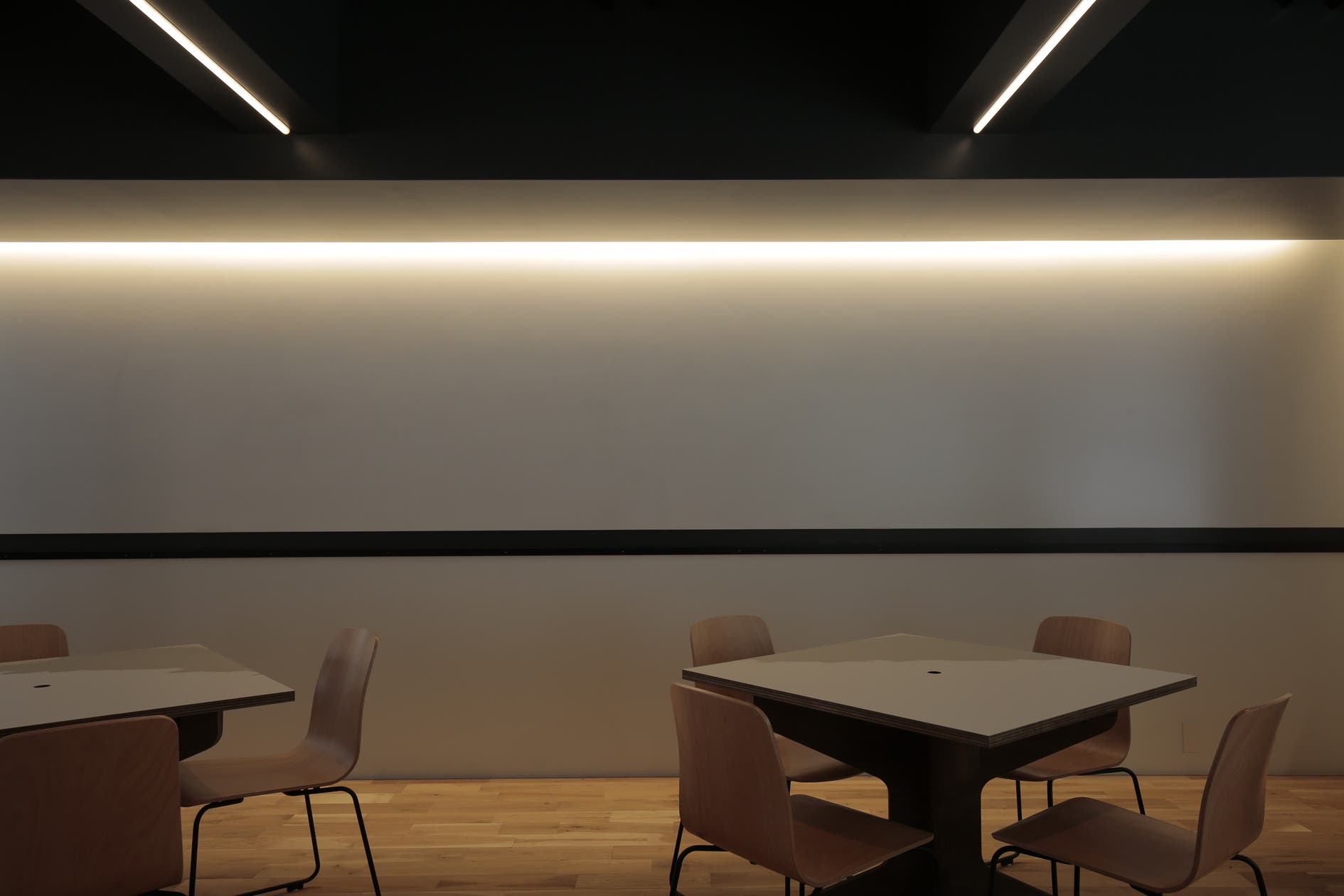 5~20名規模会議・打合せ利用、撮影などに最適。壁一面にホワイトボード配置。開放的な川の眺望。の写真7