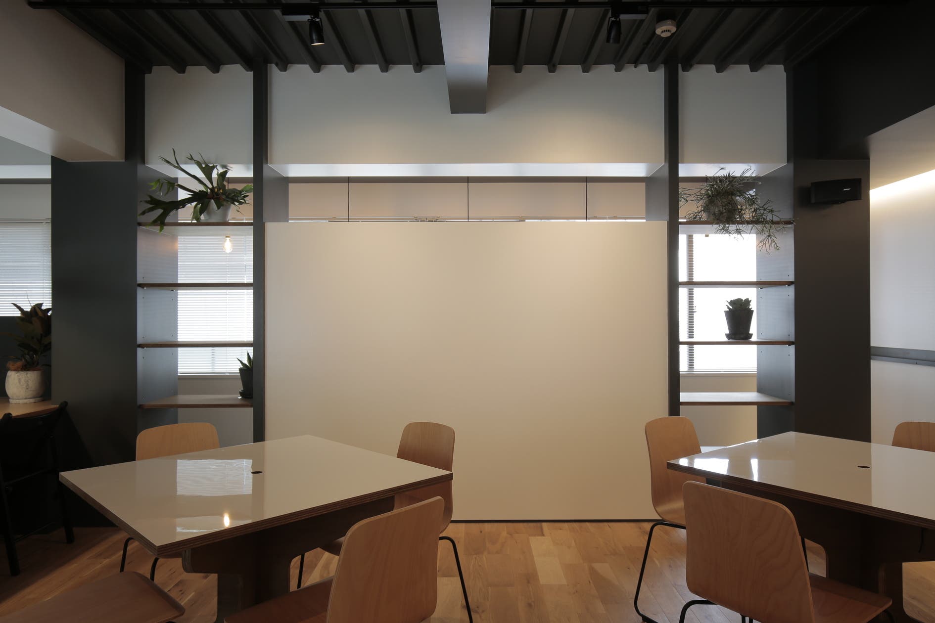 5~20名規模会議・打合せ利用、撮影などに最適。壁一面にホワイトボード配置。開放的な川の眺望。の写真8