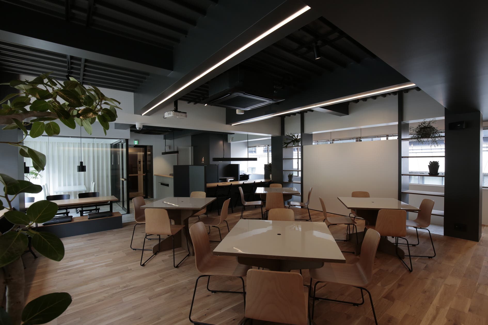 5~20名規模会議・打合せ利用、撮影などに最適。壁一面にホワイトボード配置。開放的な川の眺望。の写真9