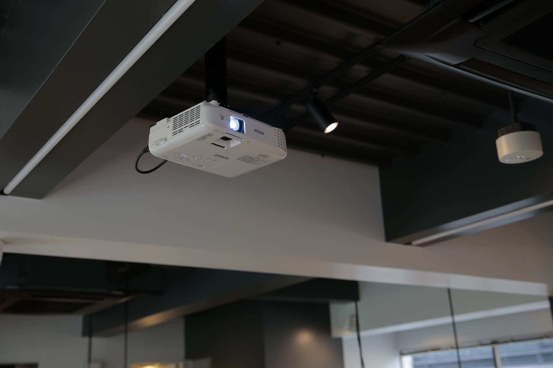 5~20名規模会議・打合せ利用、撮影などに最適。壁一面にホワイトボード配置。開放的な川の眺望。の写真10