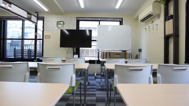 超高速光回線・Wi-Fi/大型モニタ/感染症対策グッズ/即予約★神田駅徒歩3分のテラス&応接付き会議室の写真1