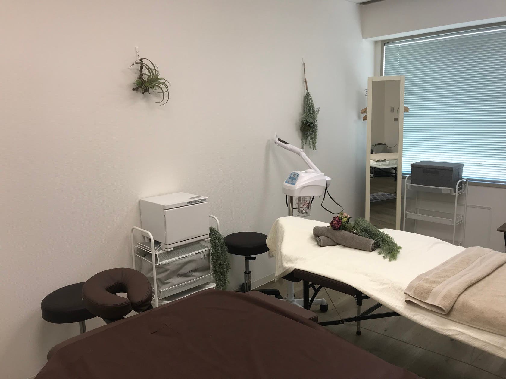 横浜東口 ＢサロンBrise douce フェイススチーマー,施術ベッド2台完備の完全個室美麗スタイリッシュサロンの写真5