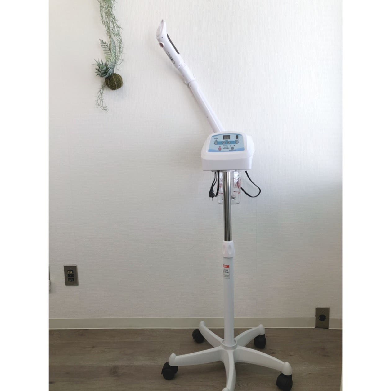 横浜東口 ＢサロンBrise douce フェイススチーマー,施術ベッド2台完備の完全個室美麗スタイリッシュサロンの写真9