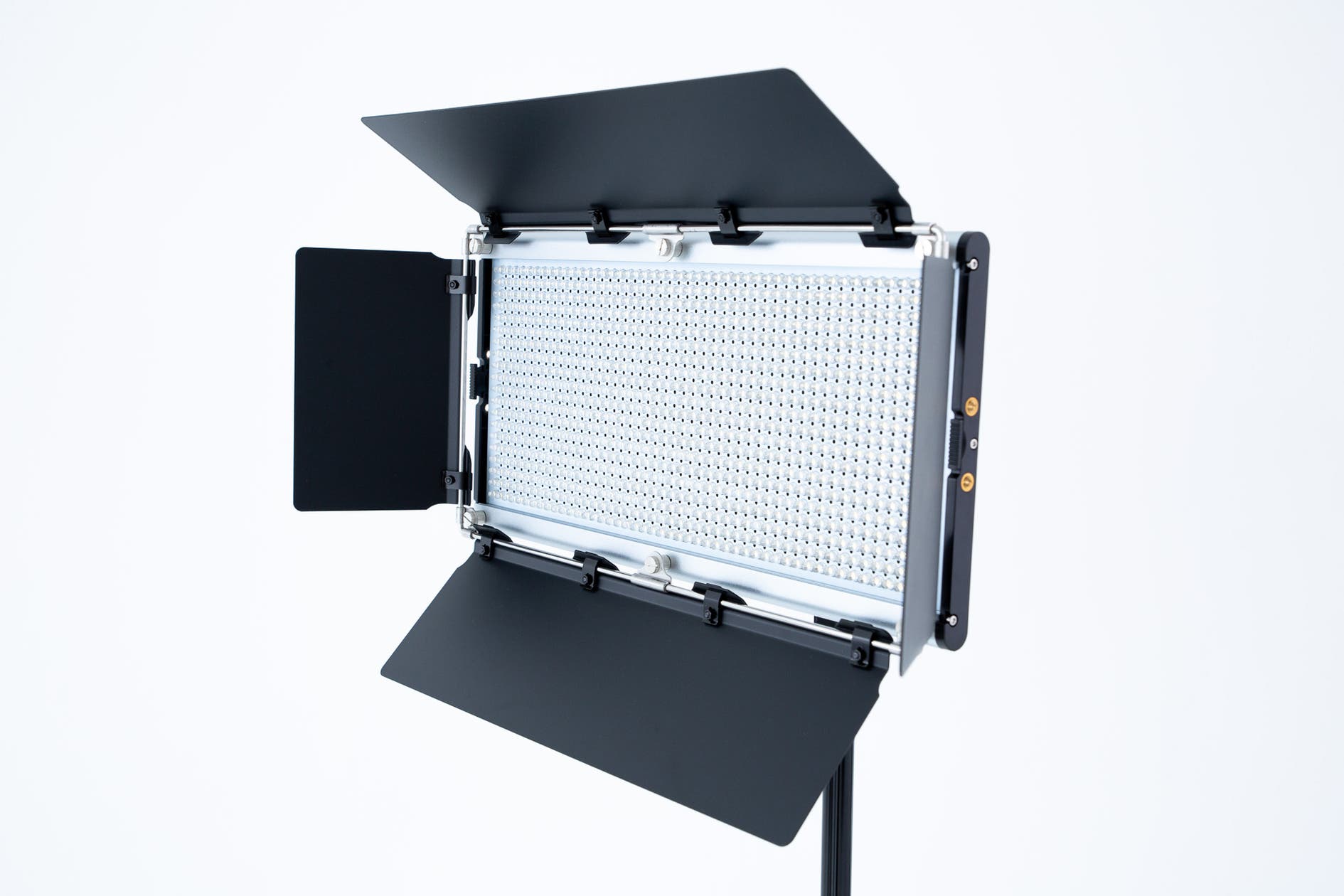 【堺筋本町】自然光溢れるレンタル撮影スタジオ、白モルタル壁、白コンクリート床・モルタル黒壁コンクリート黒床の黒ホリゾントの写真17