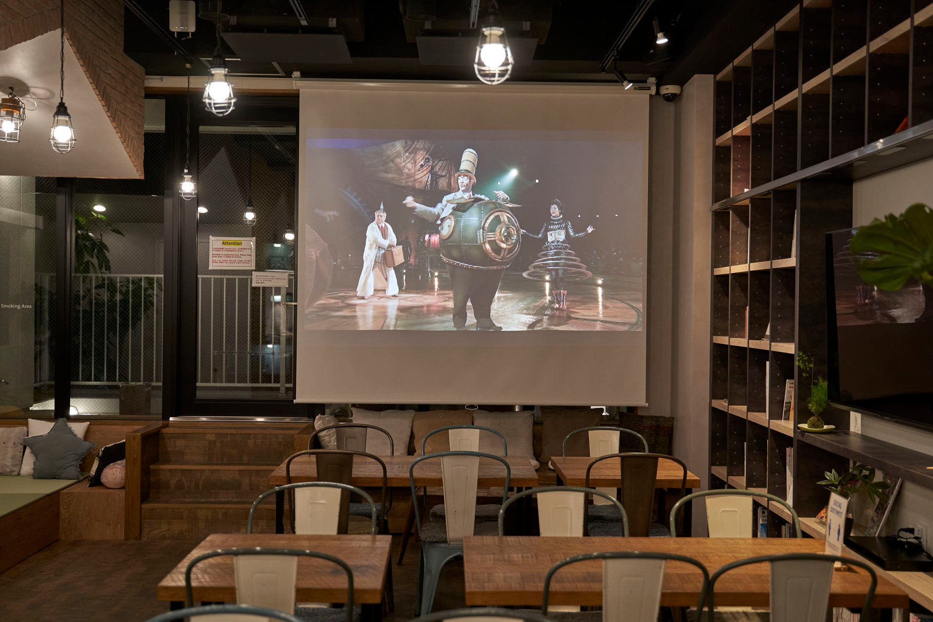 プロジェクター＆スクリーンの画像1