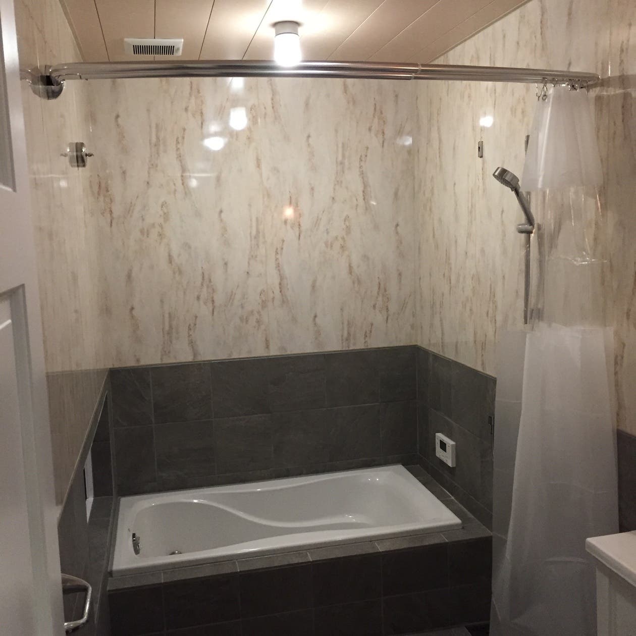 バスタブに湯を張ってのバスルーム撮影の画像1