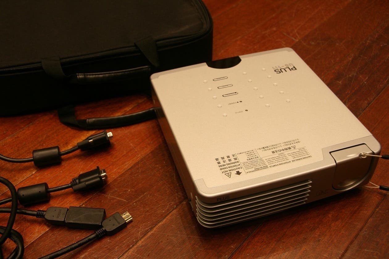 プロジェクター（置き型/PLUS U5-111）の画像1