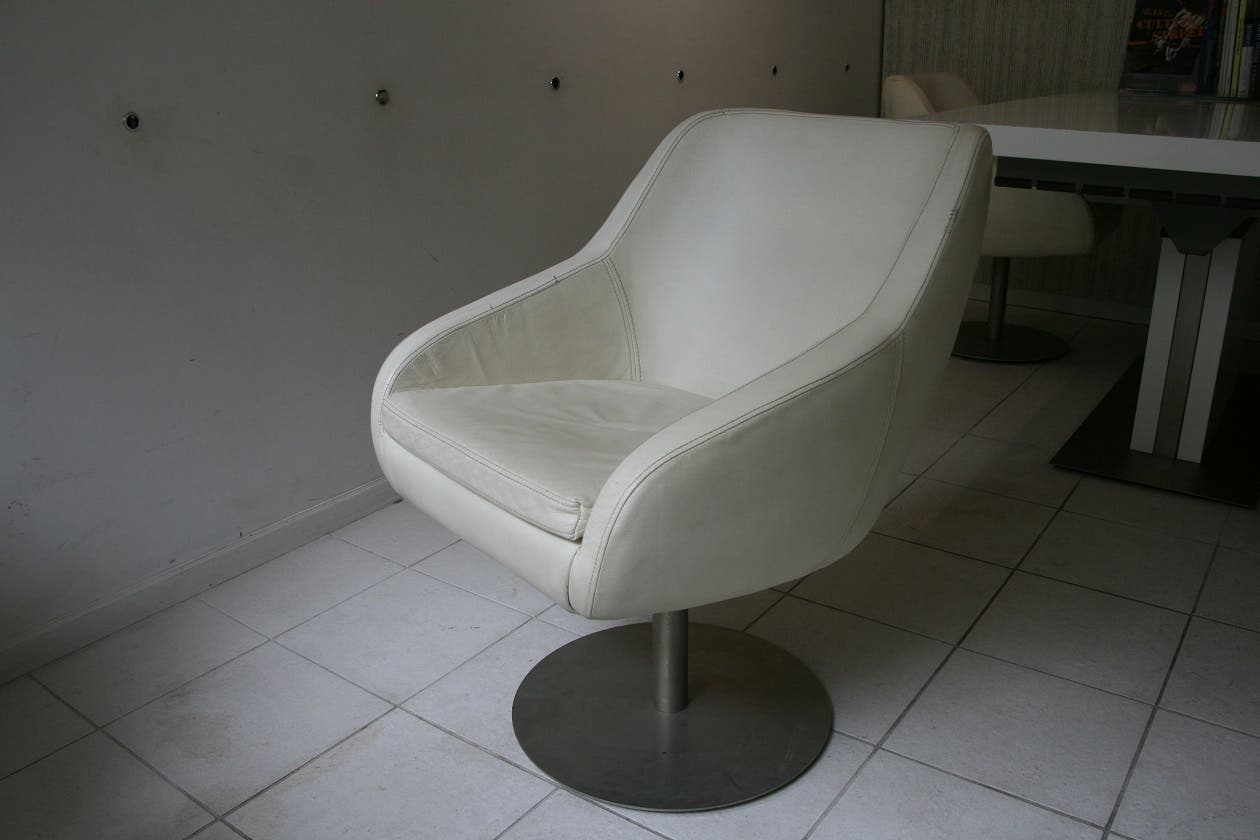 白色革張りスツールの画像1