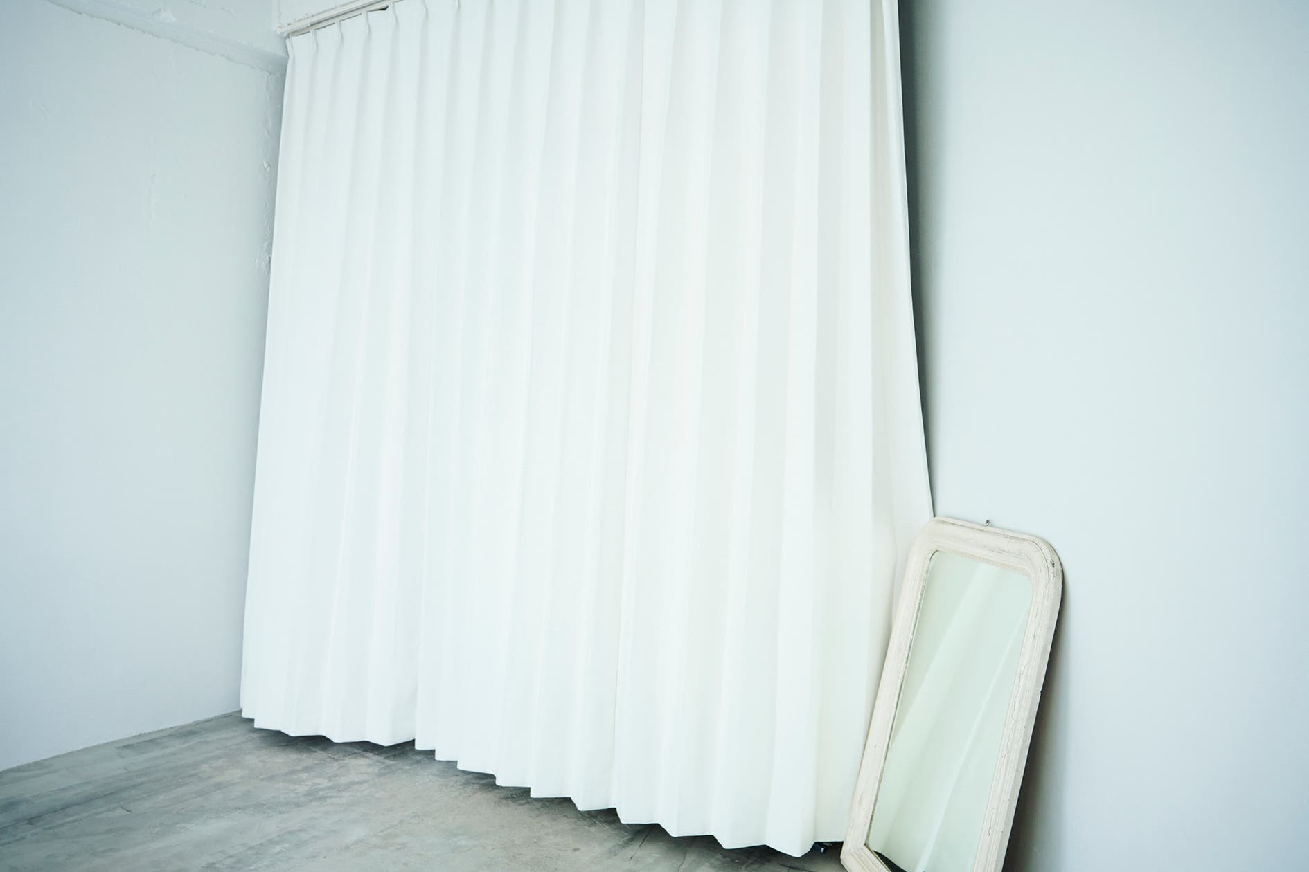 優しい自然光と白壁で撮影できる小さいフォトスタジオの写真8