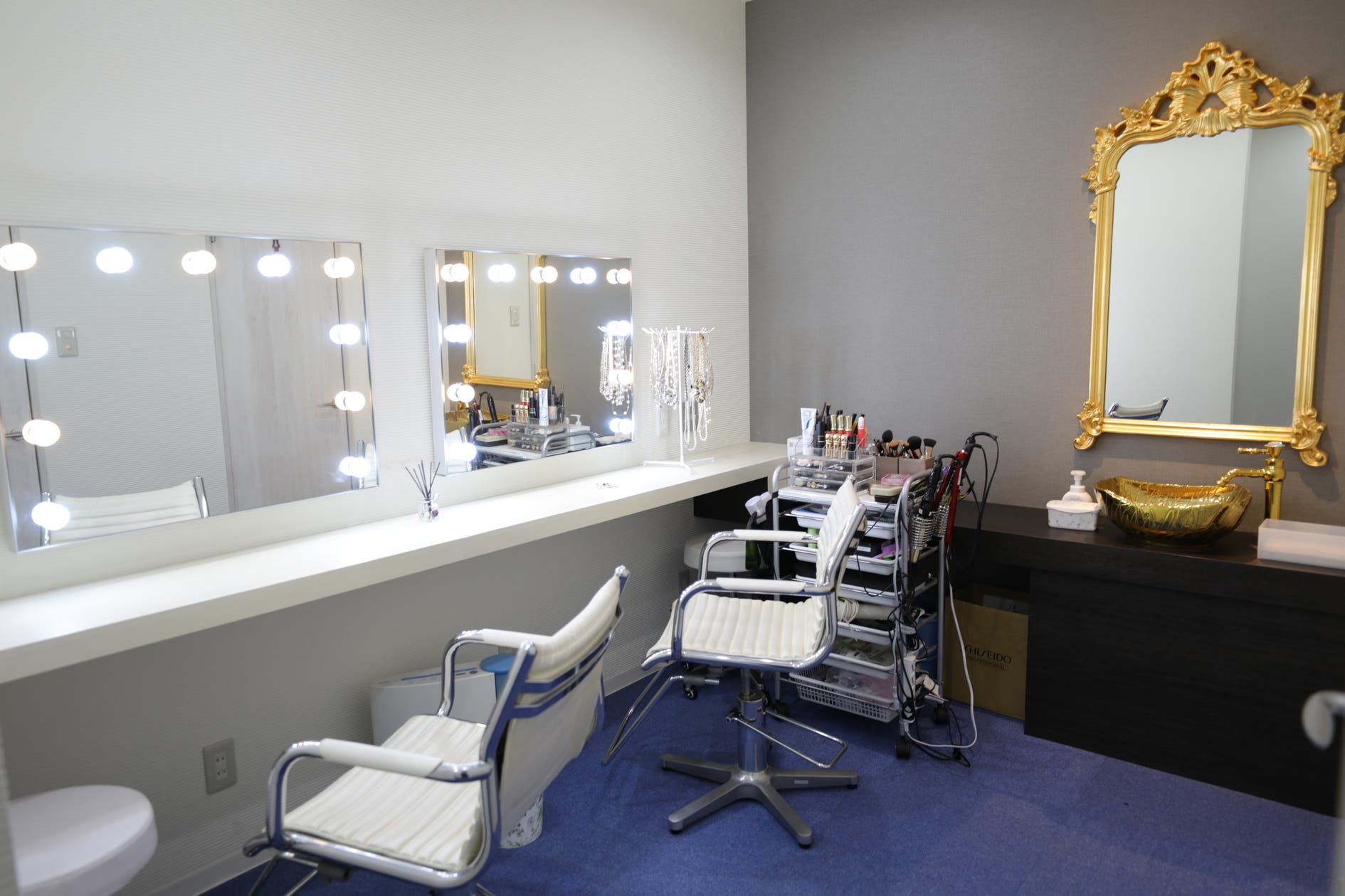 【ココスタジオ日本橋】黒の撮影ルーム📸 換気・定期消毒✨無料WiFi✨コスプレ撮影👚✨の写真17