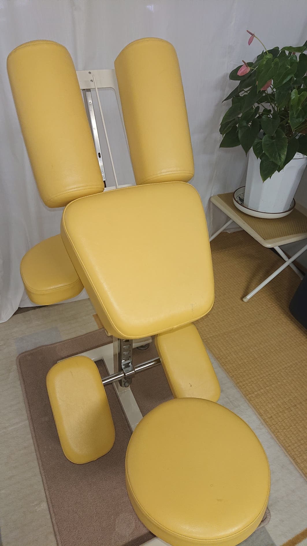 首、肩、背中アプローチ用施術ベットの画像1