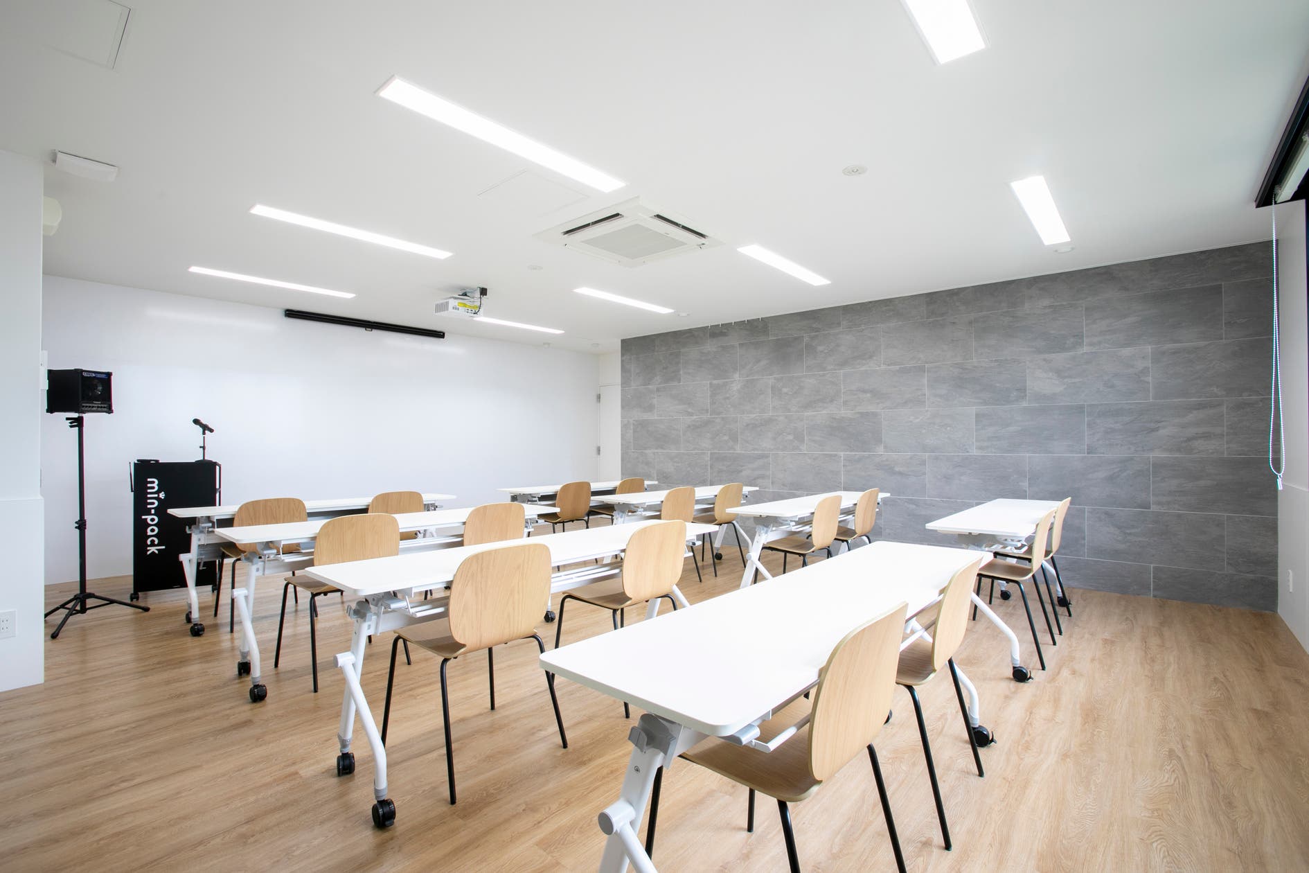 ［pack02］最大24名様までご利用可能なスペース。撮影やセミナー、勉強会、ワークショップなど幅広い用途でご利用いただけます。の写真1