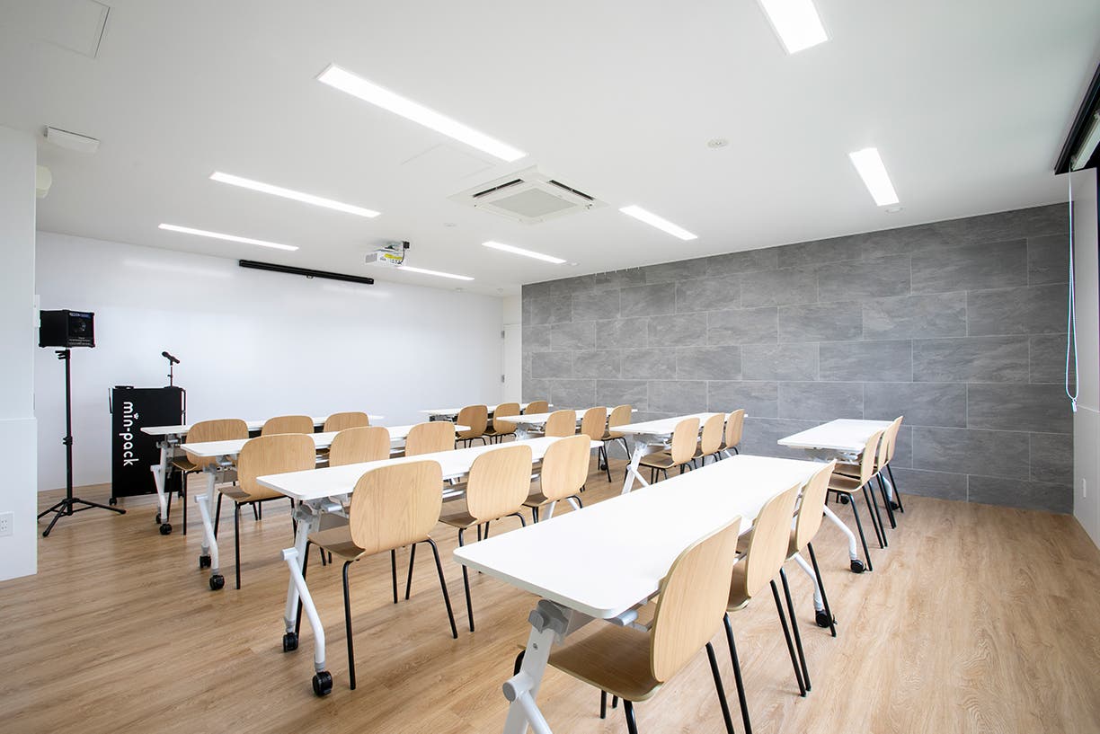 ［pack02］最大24名様までご利用可能なスペース。撮影やセミナー、勉強会、ワークショップなど幅広い用途でご利用いただけます。の写真4