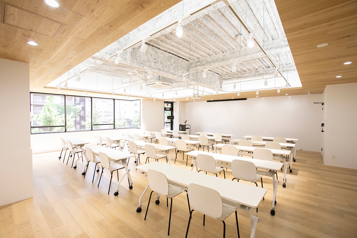 ［pack01］最大45名様までご利用可能なスペース。セミナーや勉強会、ワークショップなど幅広い用途でご利用いただけます。の写真1