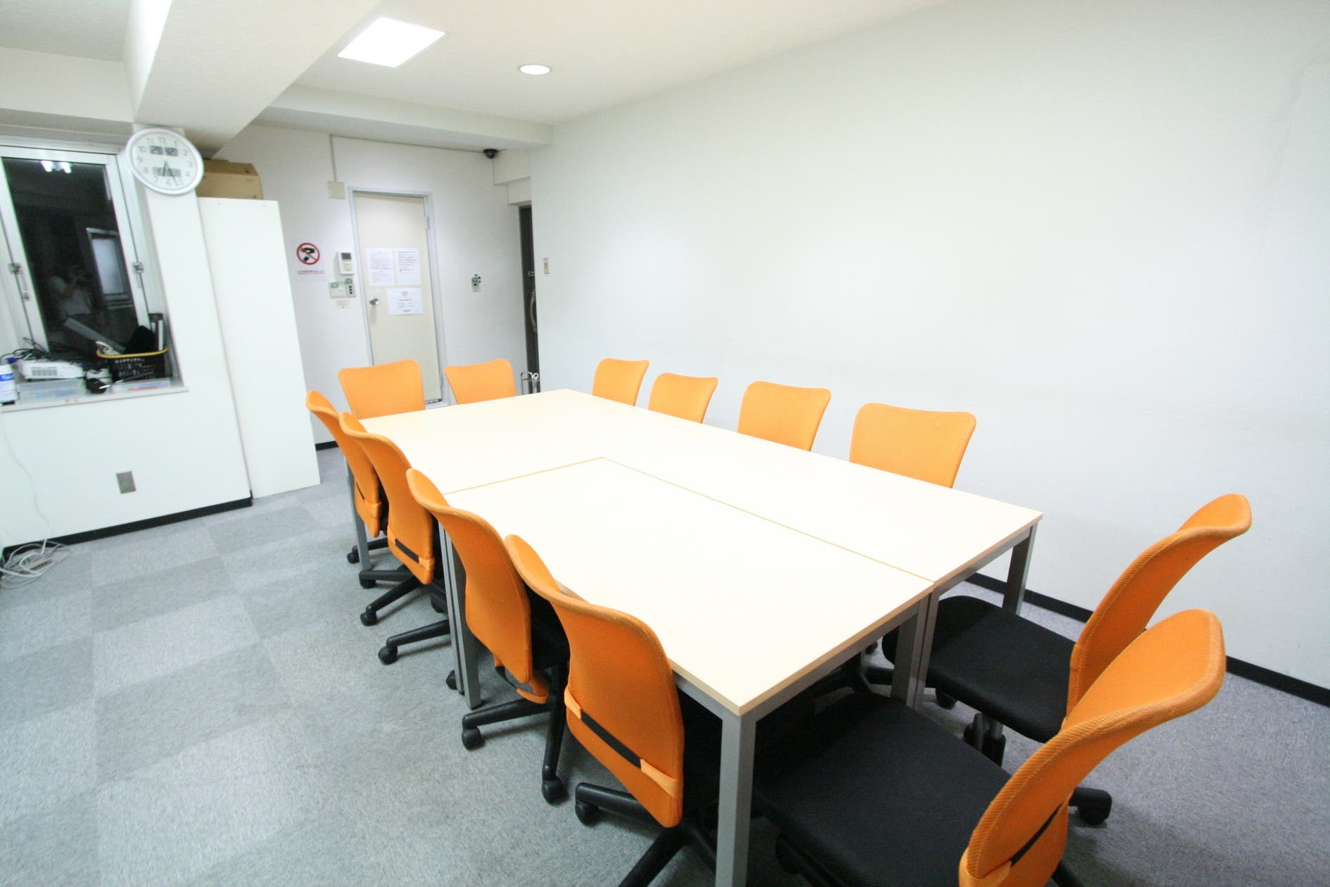 【新宿西口駅近】プロジェクター・WiFi全て無料！ふれあい貸し会議室 新宿B-801（旧ワンコイン会議室新宿 新宿西口会議室A）の写真2