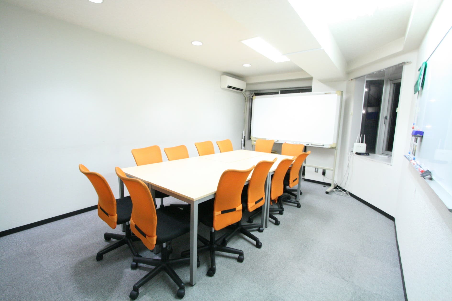 【新宿西口駅近】プロジェクター・WiFi全て無料！ふれあい貸し会議室 新宿B-801（旧ワンコイン会議室新宿 新宿西口会議室A）の写真4