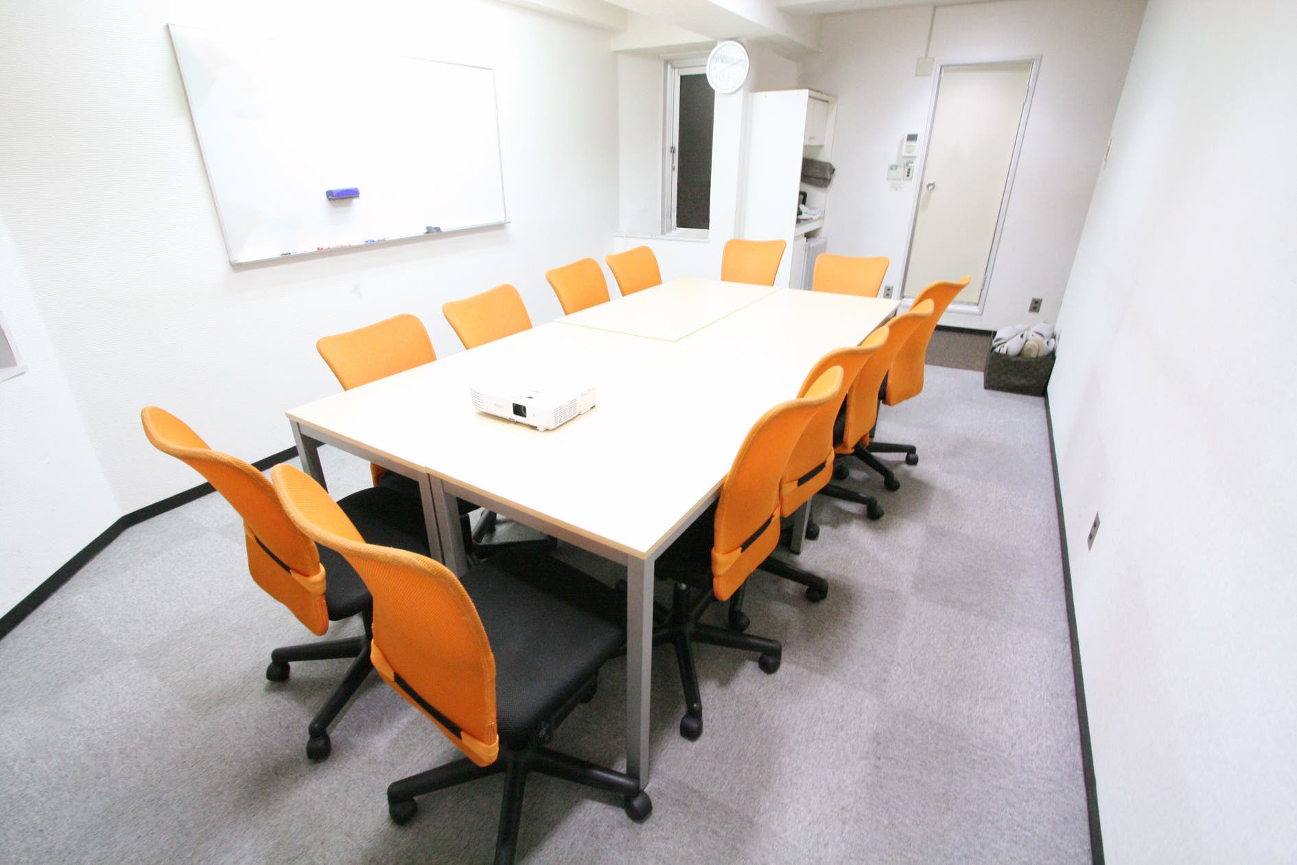 【新宿西口駅近】プロジェクター・WiFi全て無料！ふれあい貸し会議室 新宿B-801（旧ワンコイン会議室新宿 新宿西口会議室A）の写真1