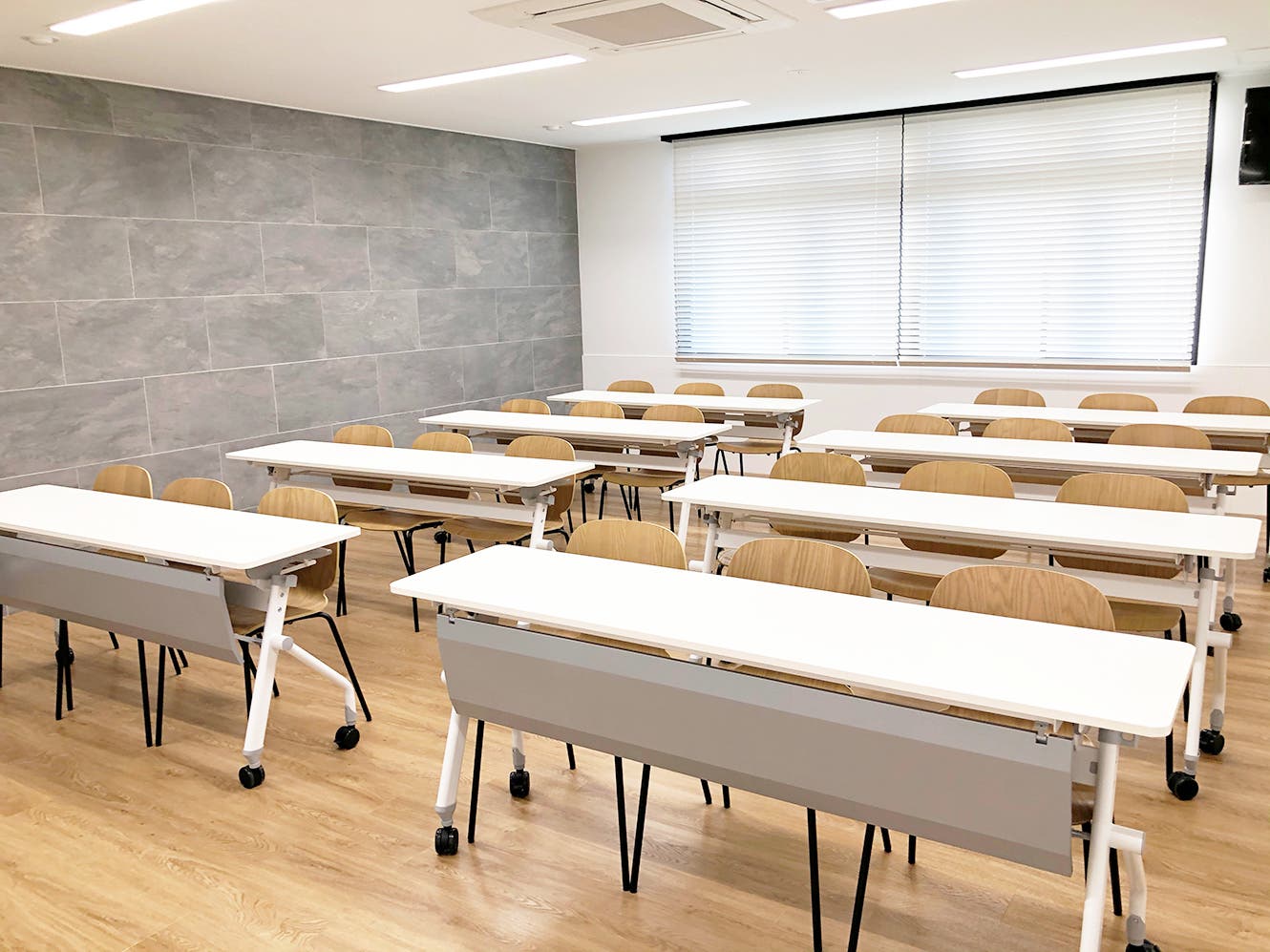 ［pack02］最大24名様までご利用可能なスペース。撮影やセミナー、勉強会、ワークショップなど幅広い用途でご利用いただけます。の写真5