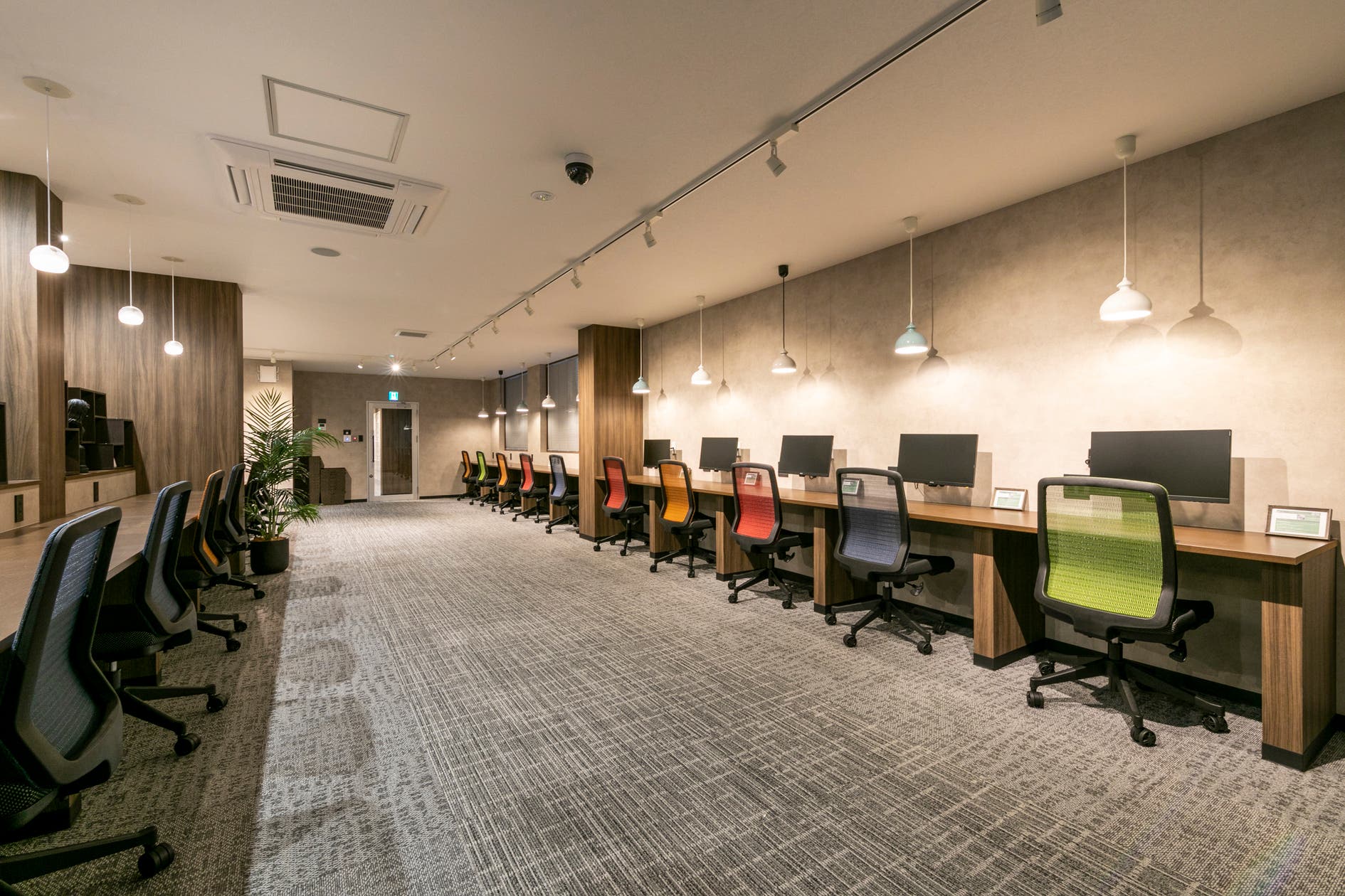 【仙台駅徒歩5分】打合せやWEB会議に使える✨6名用会議室 #Wi-Fi #電源 #ホワイトボード #フリードリンクの写真2