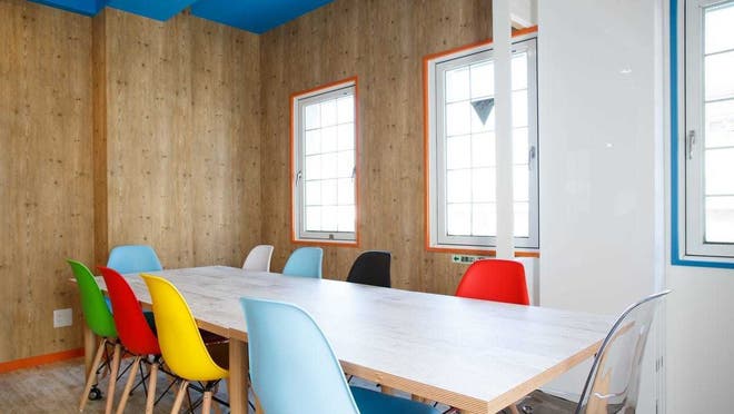 10人用会議室(SF+LAルーム)爽やかな西海岸風ミーティングルーム。遮音性も高くWEB会議、オンラインセミナーにぴったりの写真1